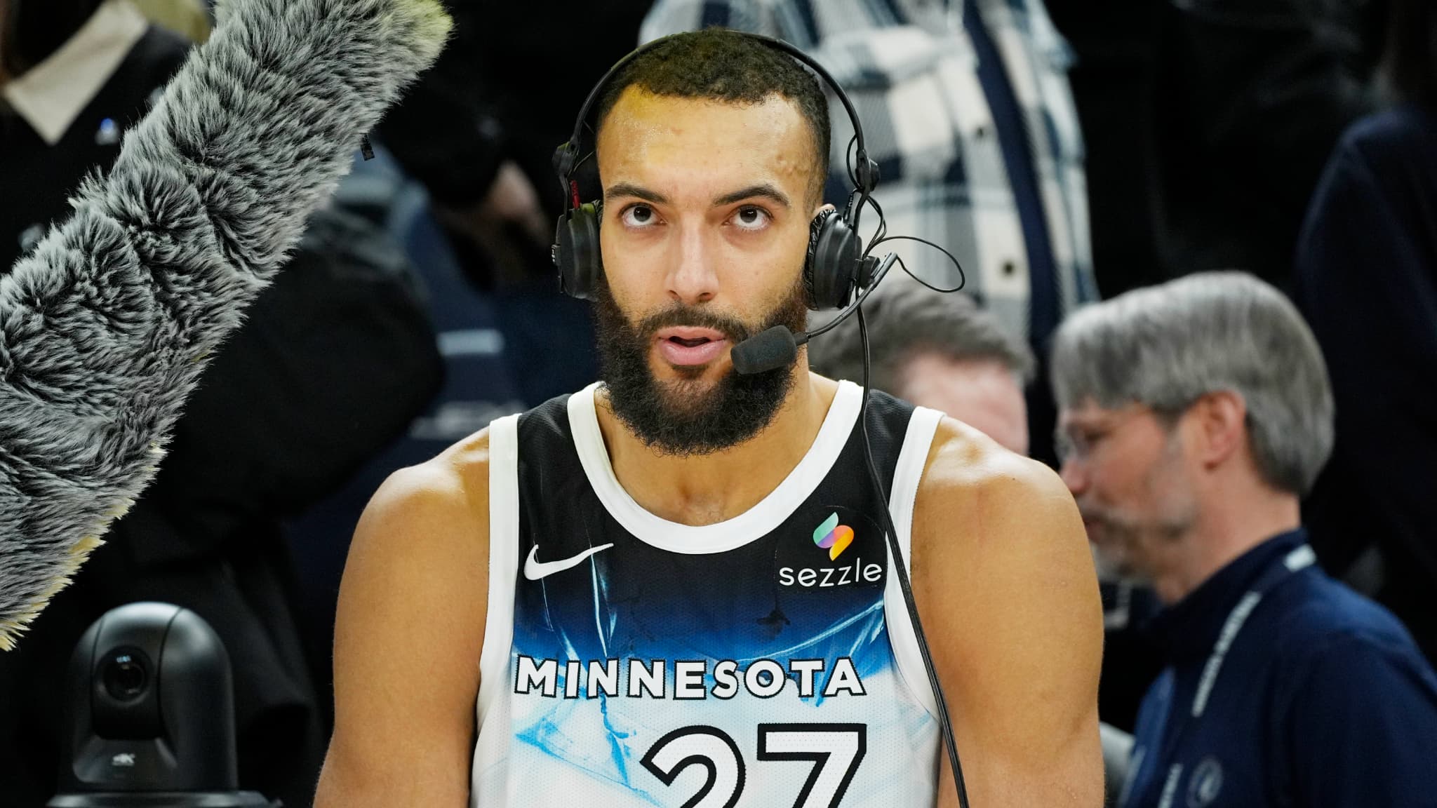 NBA: grosse frayeur pour Gobert, un bout d'écran géant tombe juste à ...