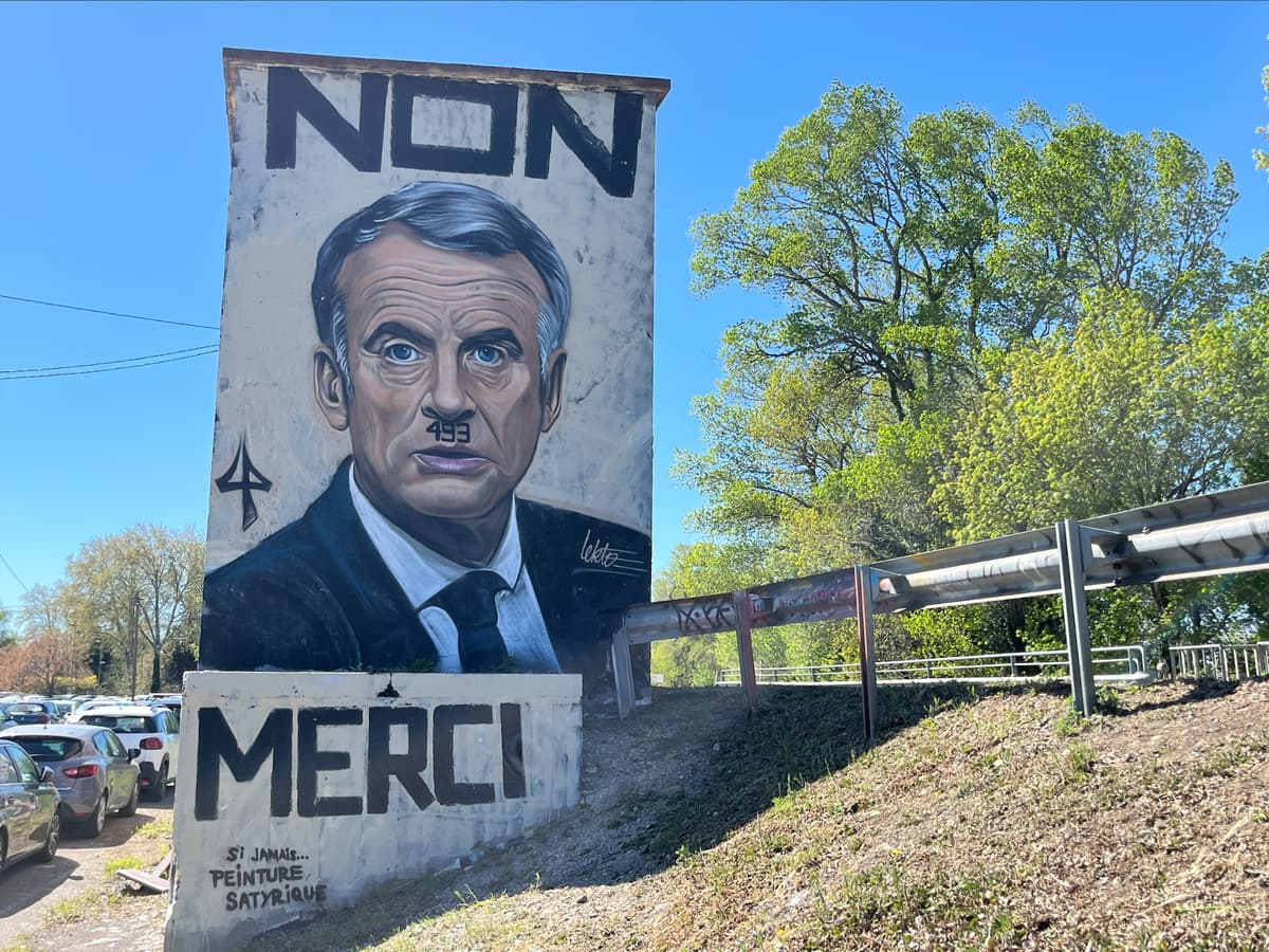 Fresque représentant Macron en marionnette d'Attali: le graffeur Lekto ...
