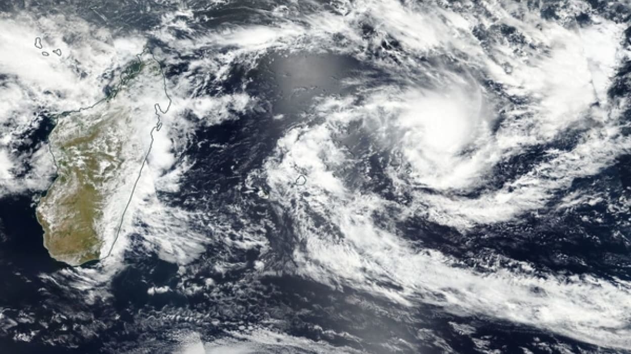 Le cyclone Berguitta, rétrogradé, fait route vers Maurice et La Réunion