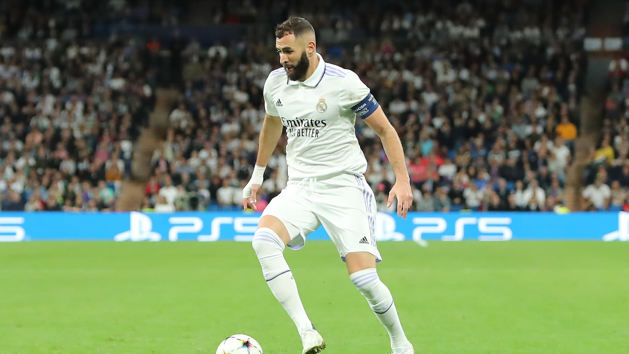 Real Madrid: la fresque géante de Benzema à Bron dévoilée