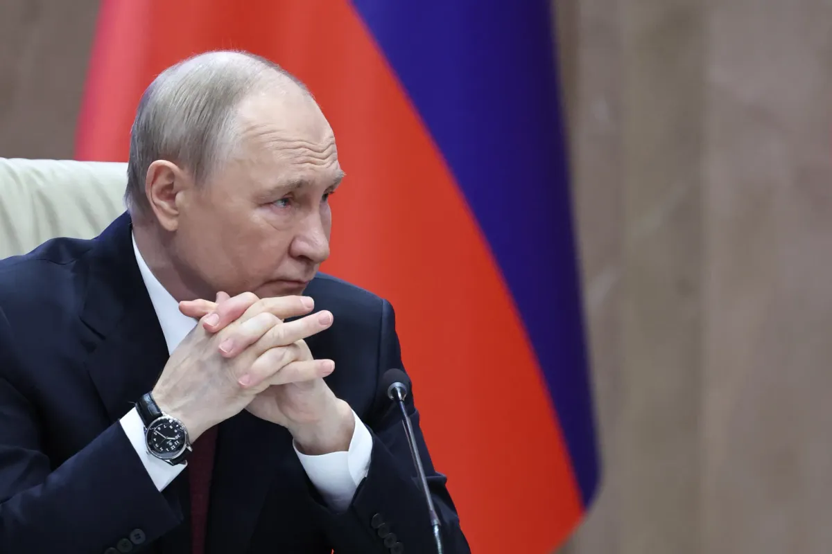 Vladimir Poutine affirme que les troupes russes "avancent avec ...