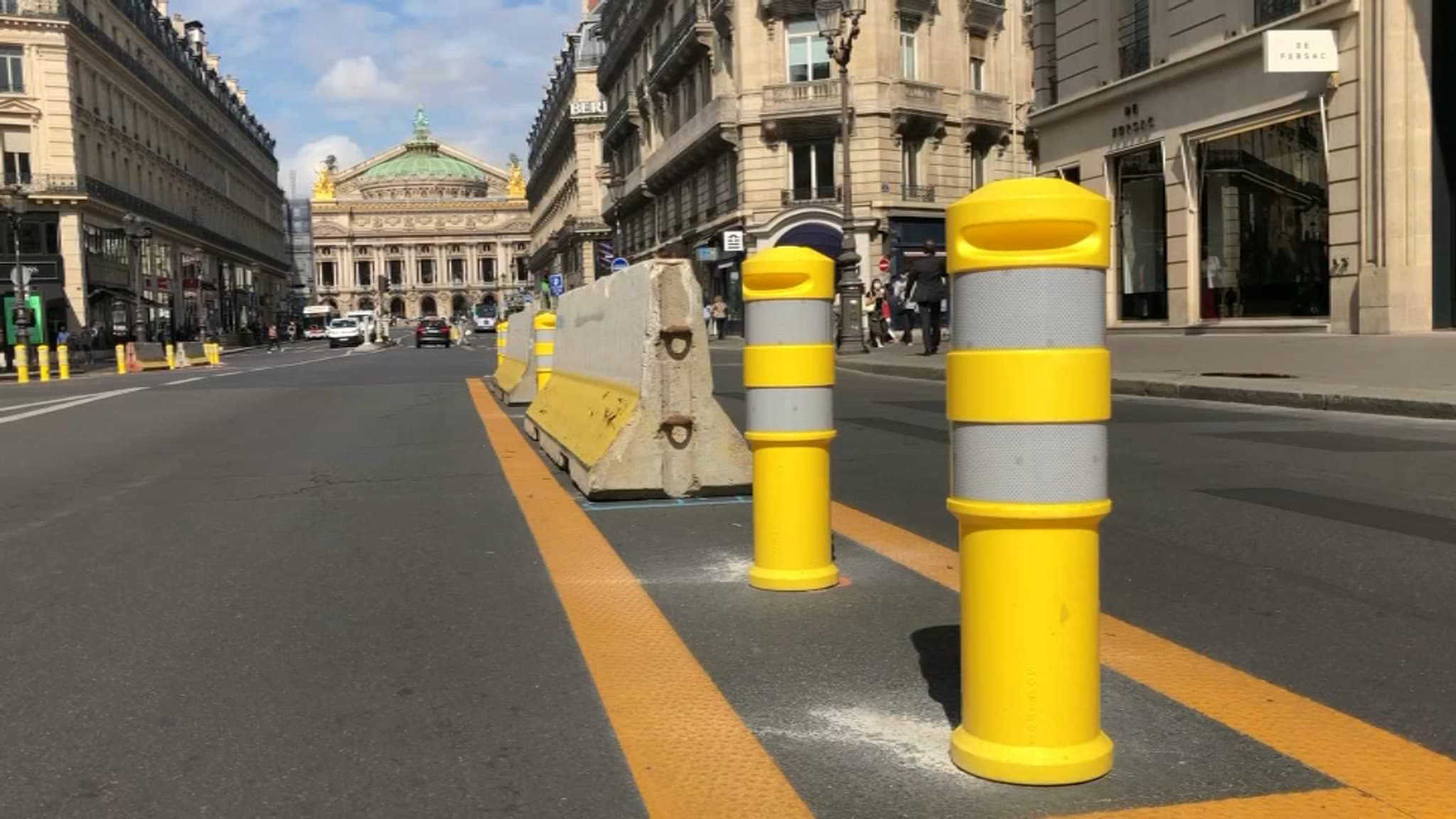 Bancs, plots jaunes, signalisation... Paris va supprimer du mobilier ...