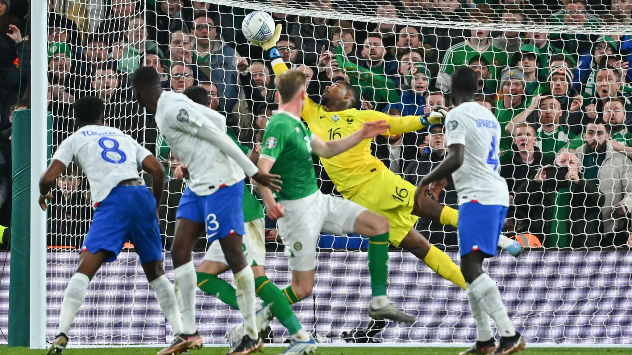 Irlande-France: l'arrêt monumental de Maignan, qui sauve les Bleus dans ...
