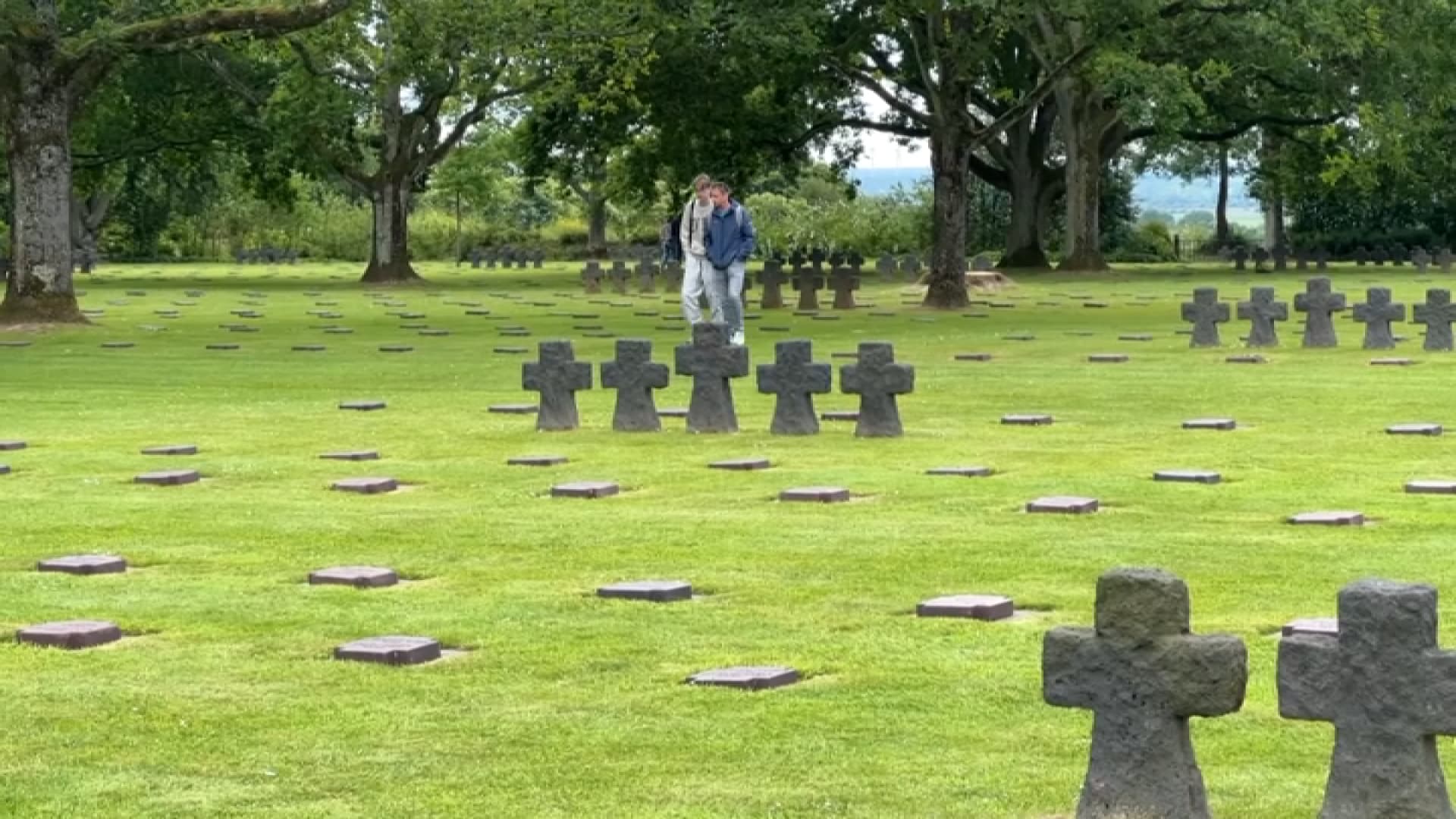 80 ans du Débarquement: au village de La Cambe, le cimetière allemand ...