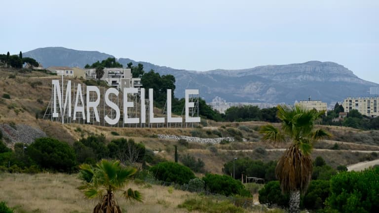 JO 2024: les lettres "Marseille" à l'entrée de la ville repeintes avant ...