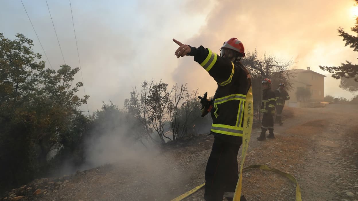 Alpes-Maritimes: les pompiers "contrôlent" l'incendie qui s'est déclaré ...