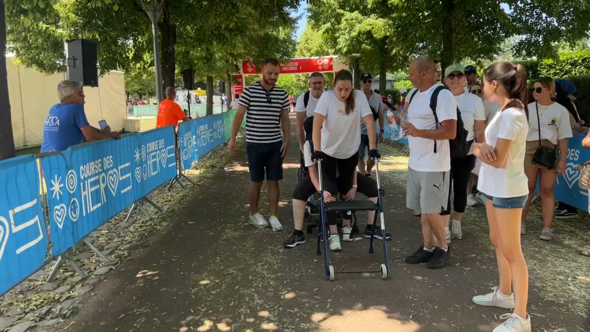 "C'est une guerrière": à Lyon, Flora, paraplégique, réussit son défi de ...