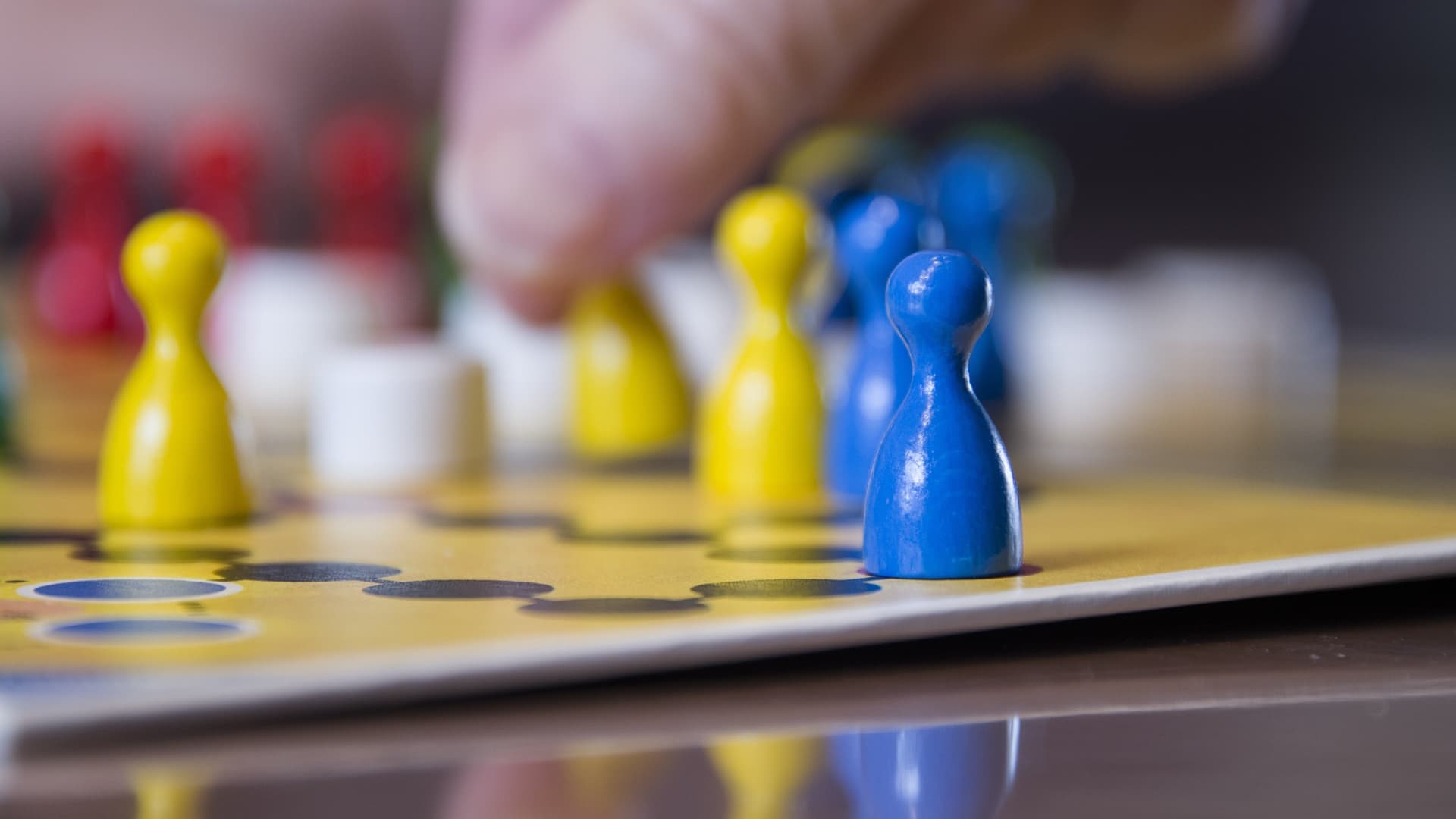 "Des centaines de milliers de boîtes": une usine de jeux de société s ...