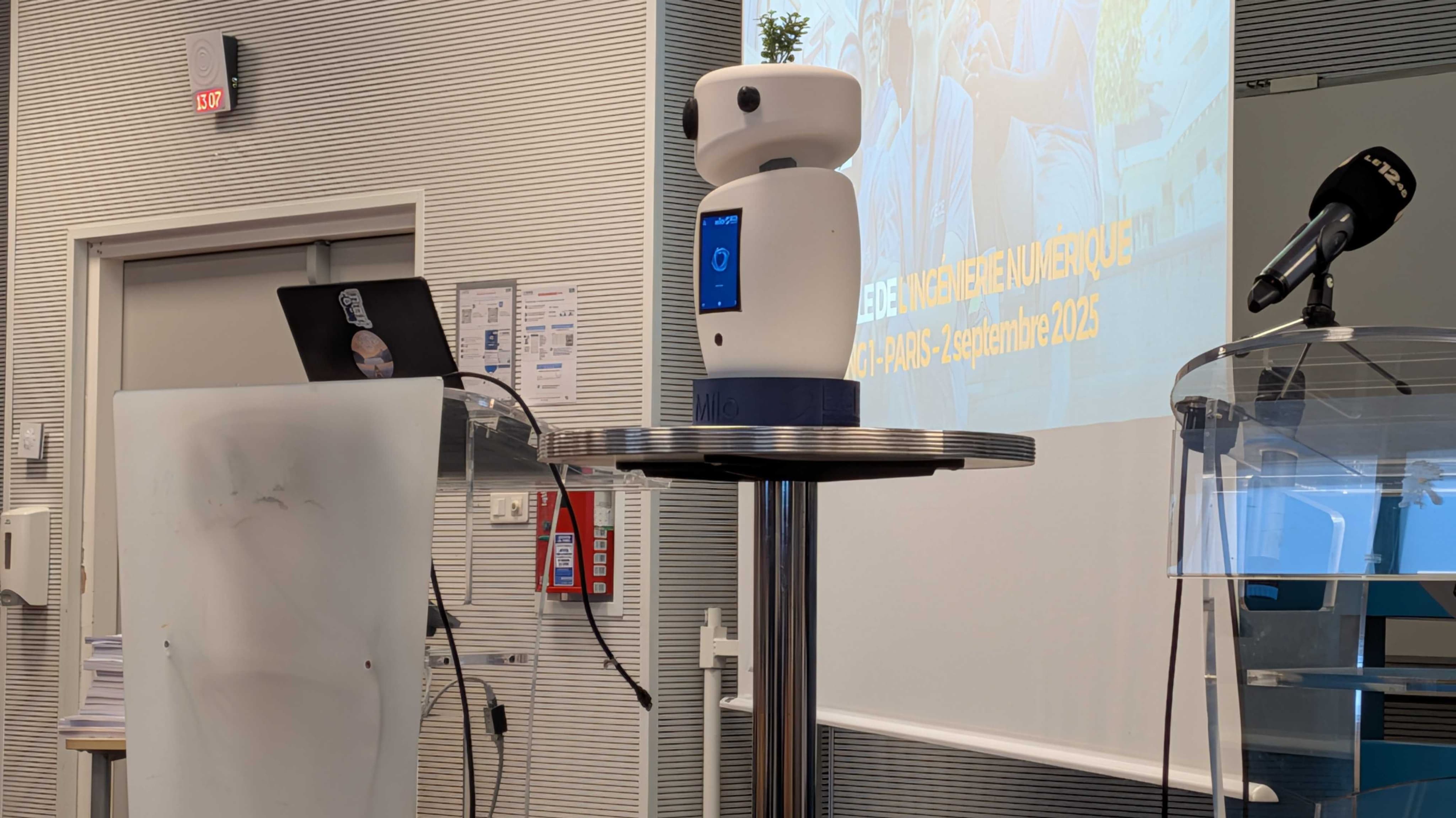 "Un petit robot mignon pour incarner les cours": Milo, première ...