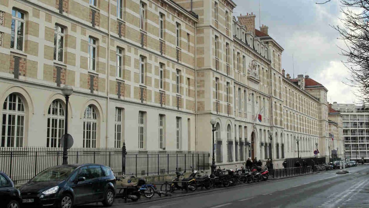 Des croix gammées taguées sur la façade d'un lycée parisien