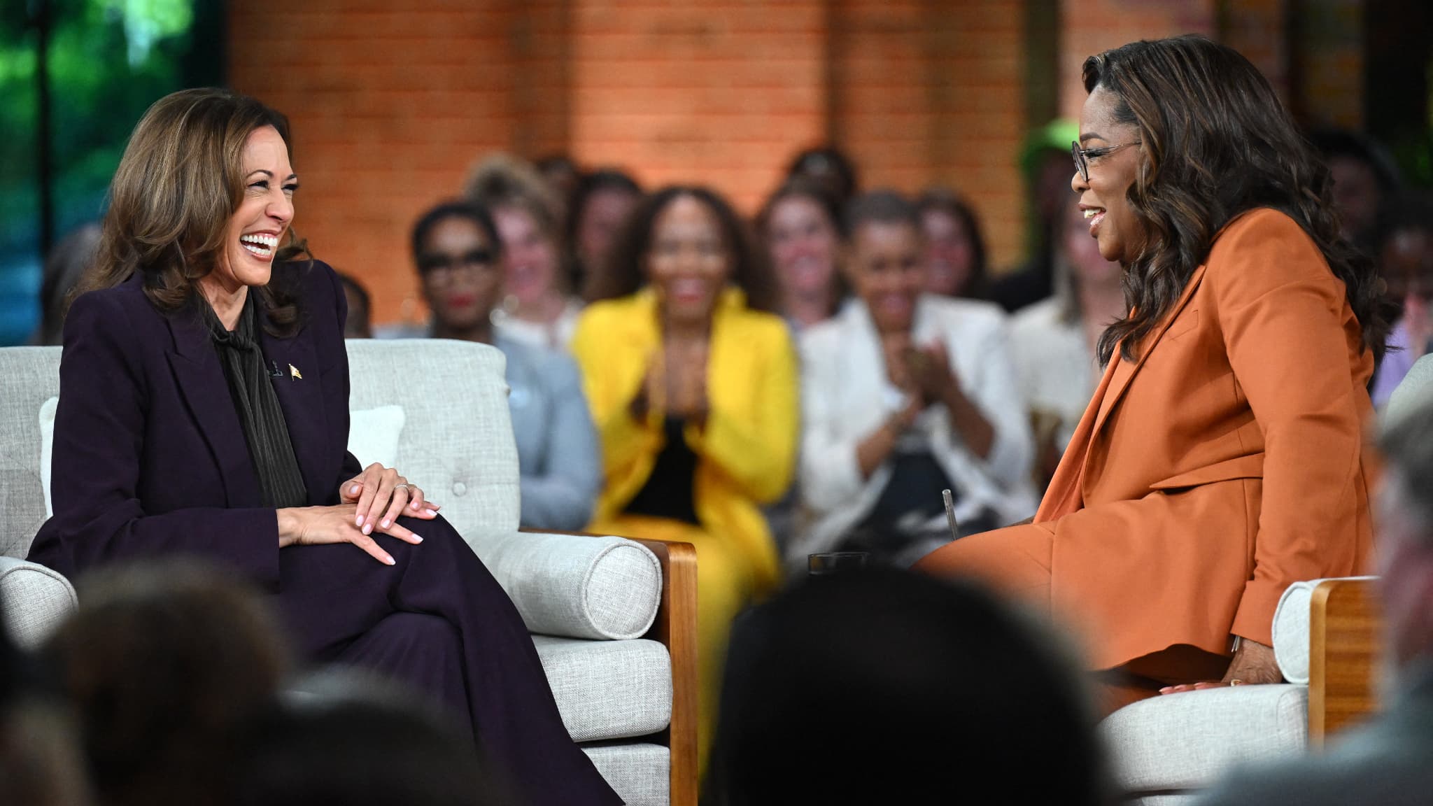 Port d'arme chez elle, plateau de vedettes: Kamala Harris en interview ...