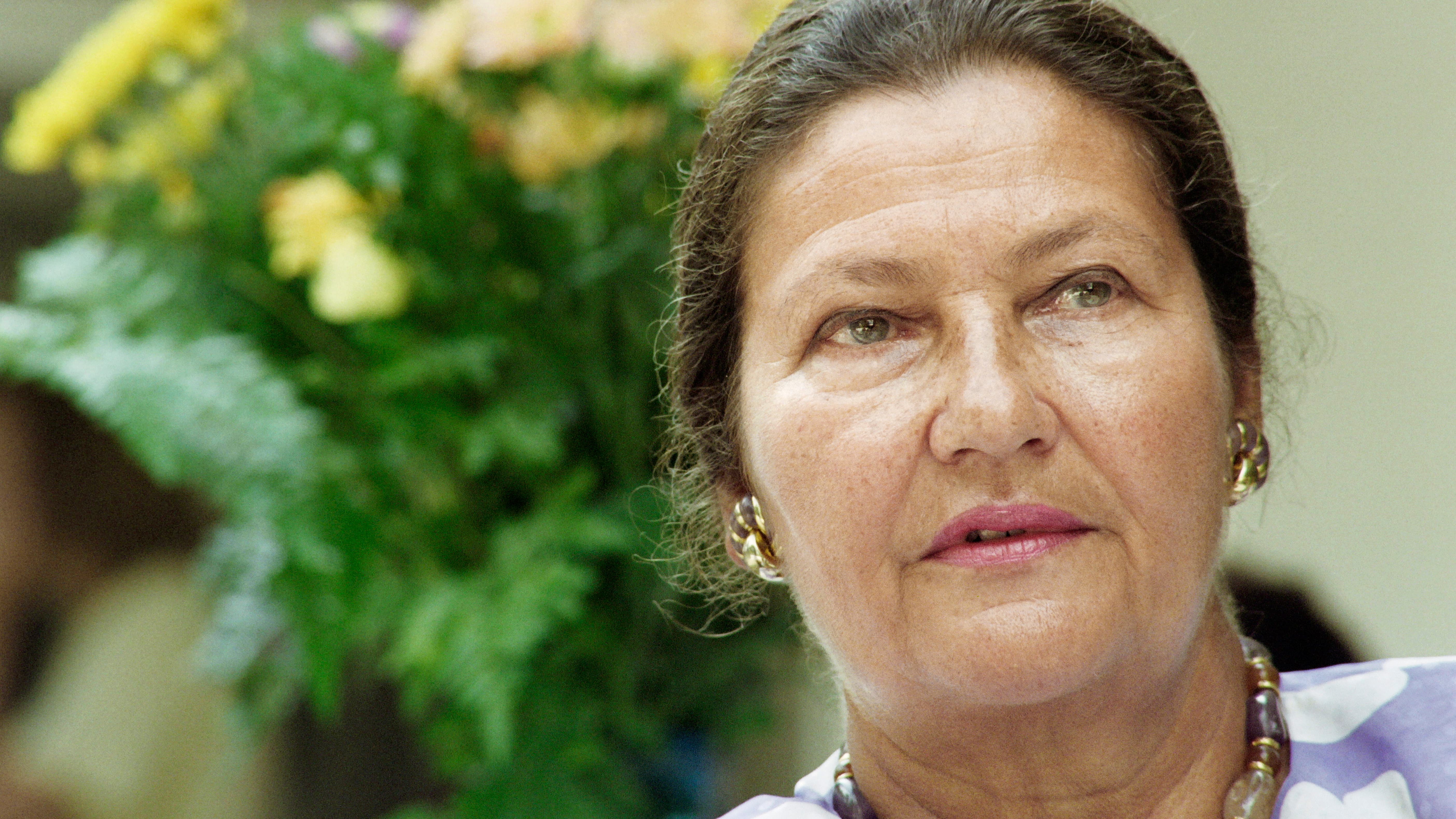 Simone Veil, en compagnie de son mari, entrera au Panthéon fin juin ou ...