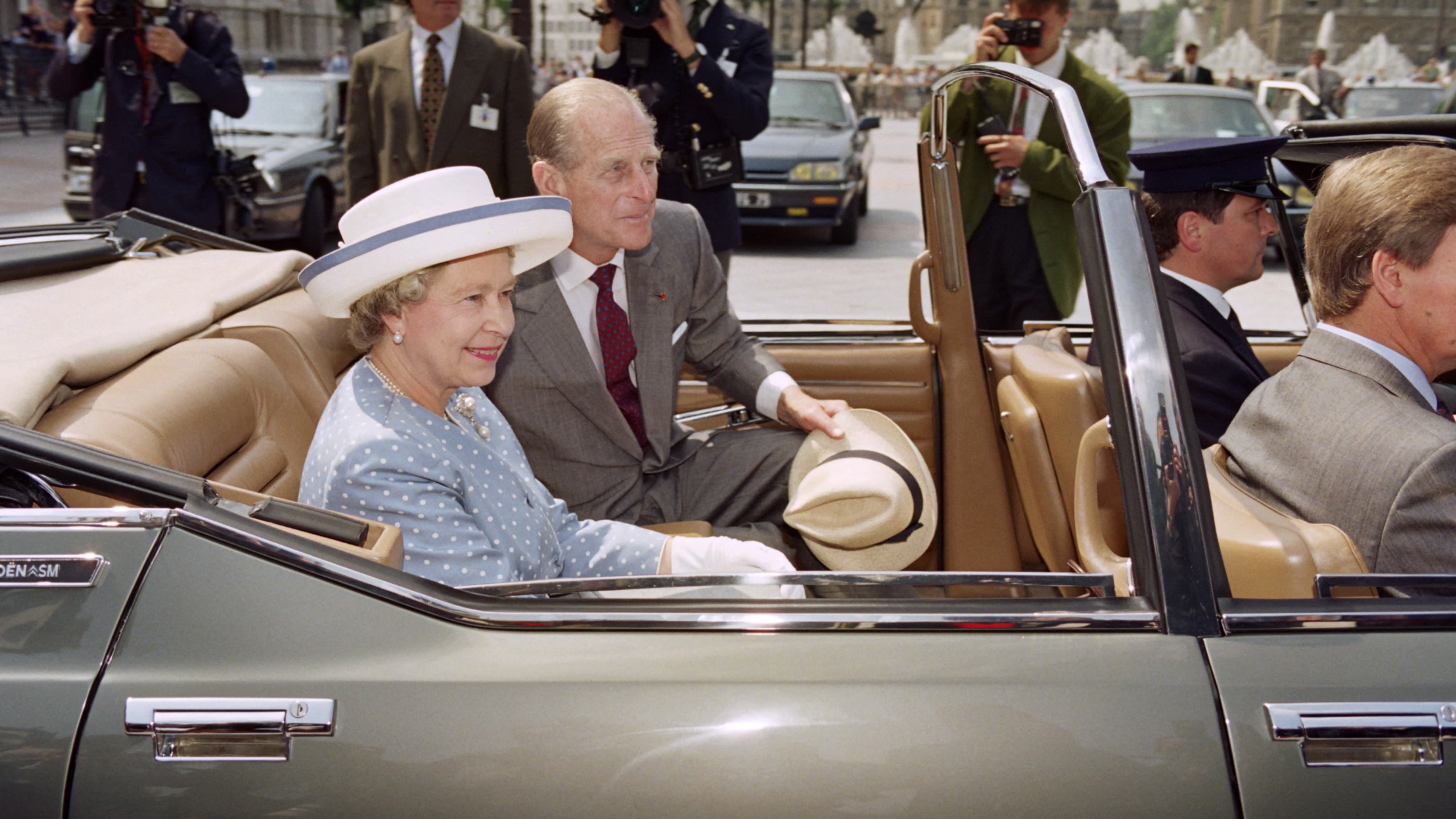 Elizabeth II: une Reine en Rolls-Royce, en Bentley, en Defender... et ...