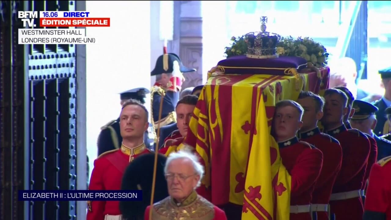 Hommage à Elizabeth Ii Le Cortège Arrive à Westminster Hall Où Le