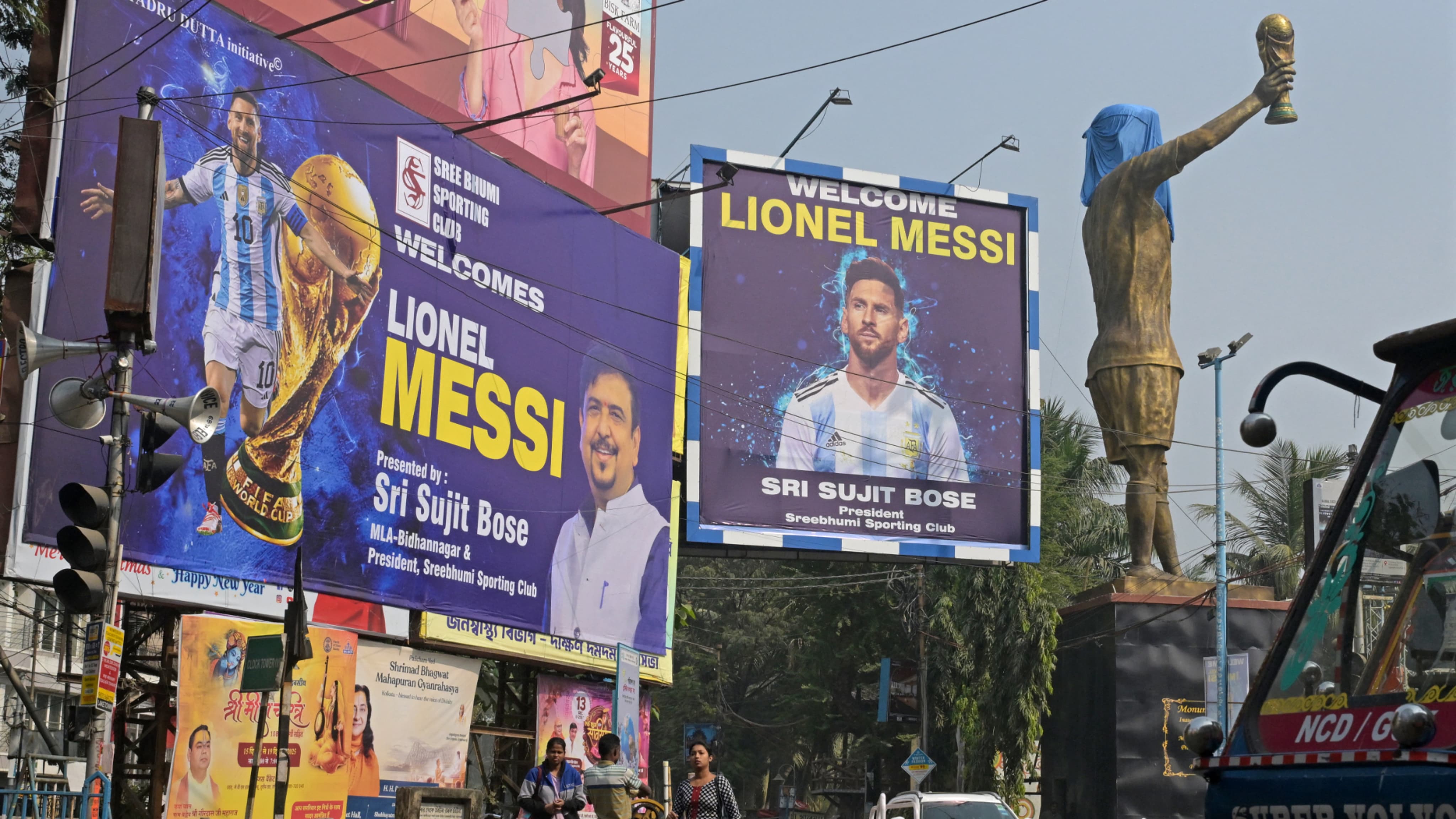 les images de l’immense statue de Messi pour sa tournée en Inde ...