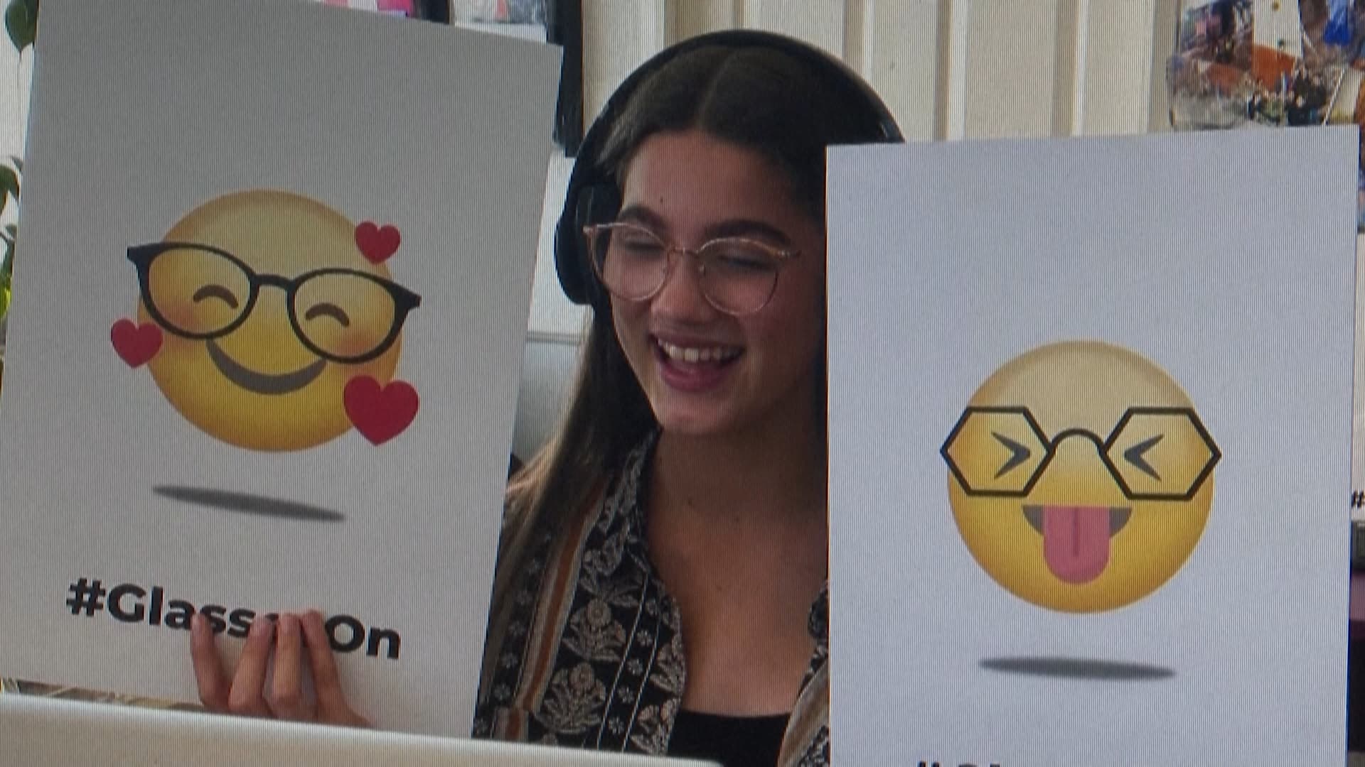 A 13 ans, une britannique milite pour plus d’emojis à lunettes
