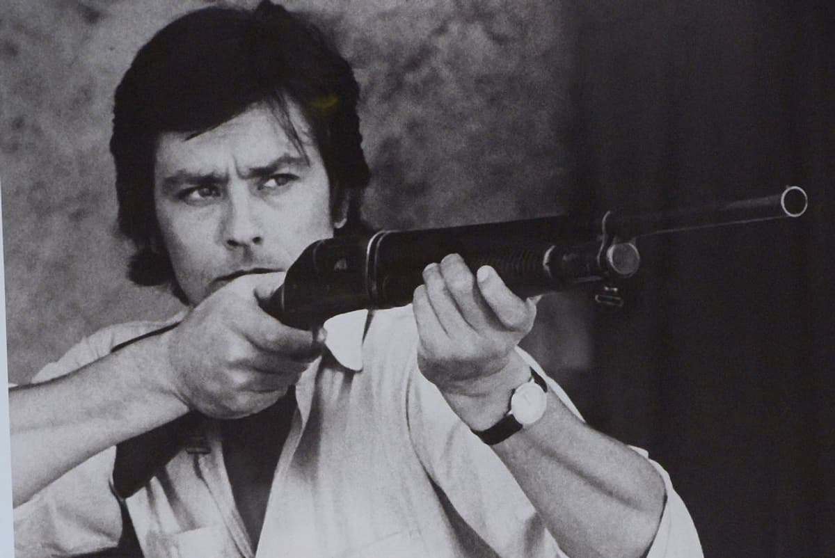 Armes à feu et munitions retrouvées chez Alain Delon: pourquoi l'acteur ...