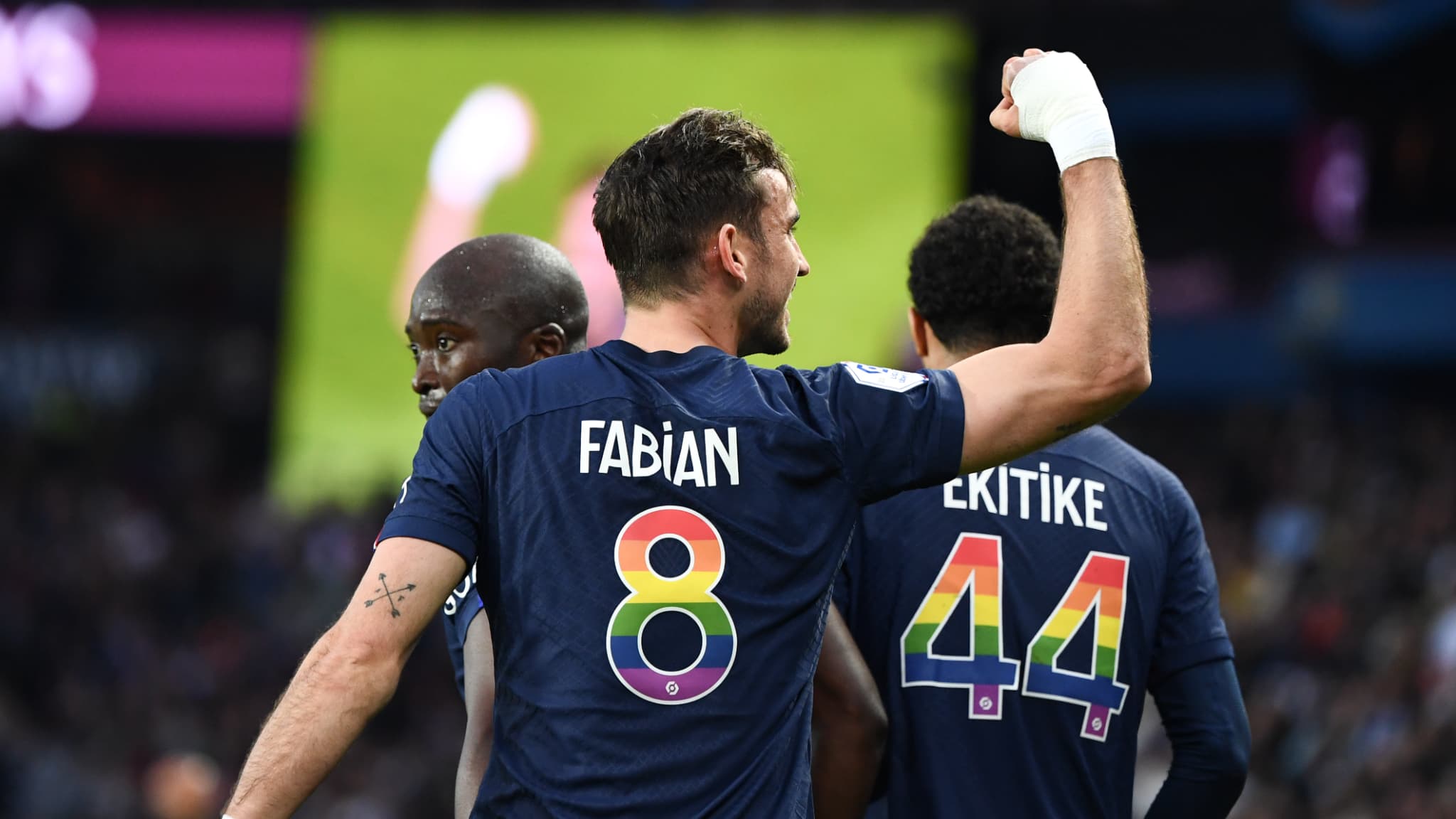 Homophobie dans le foot: "Un joueur qui fait son coming-out a tout à ...