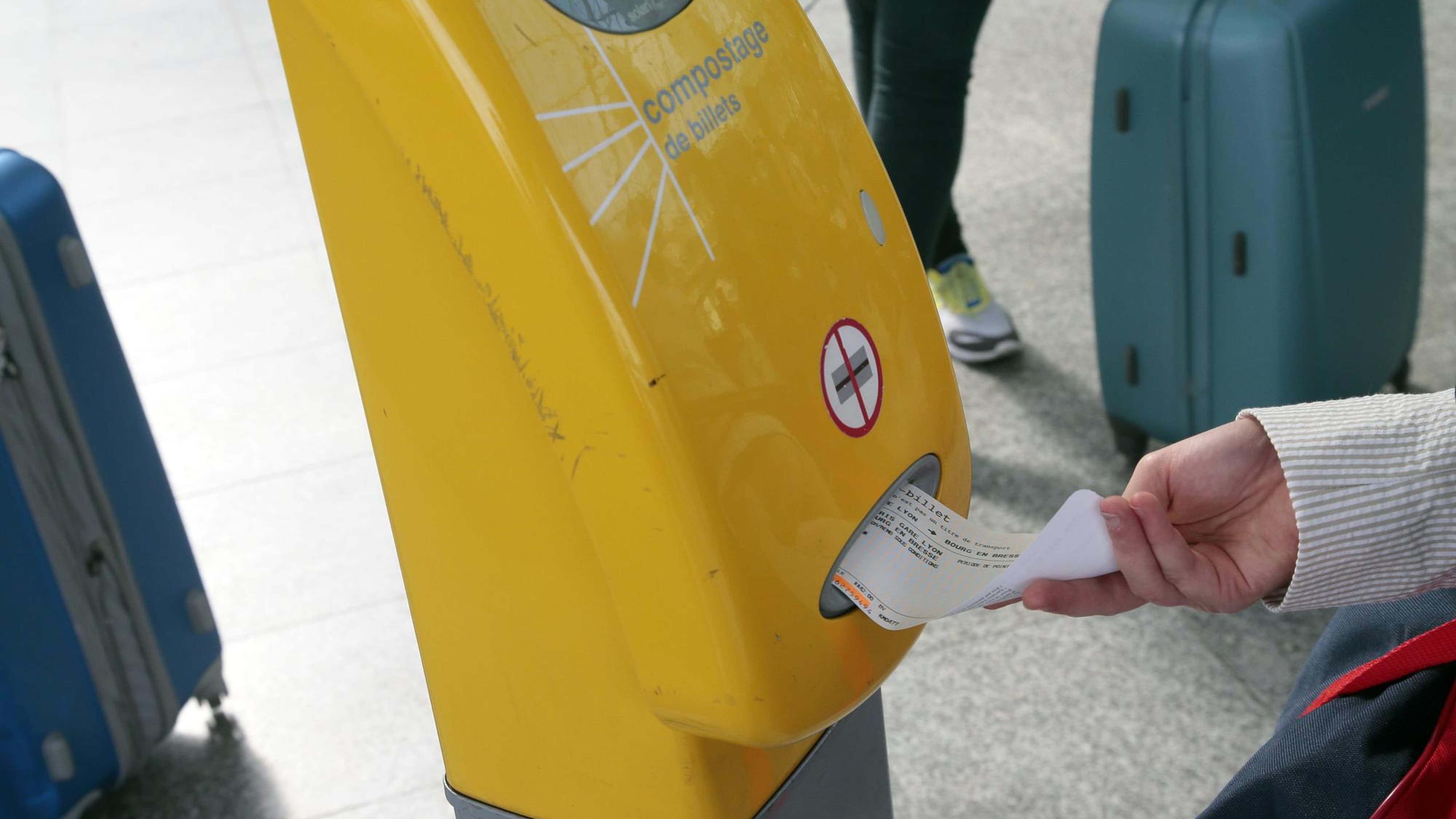SNCF: les machines à composter les billets vont disparaître des gares