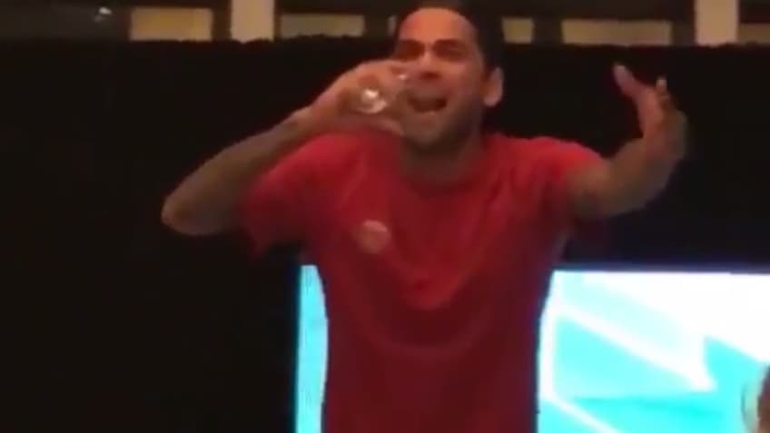 VIDEO. PSG: Dani Alves a mis le feu pour son bizutage