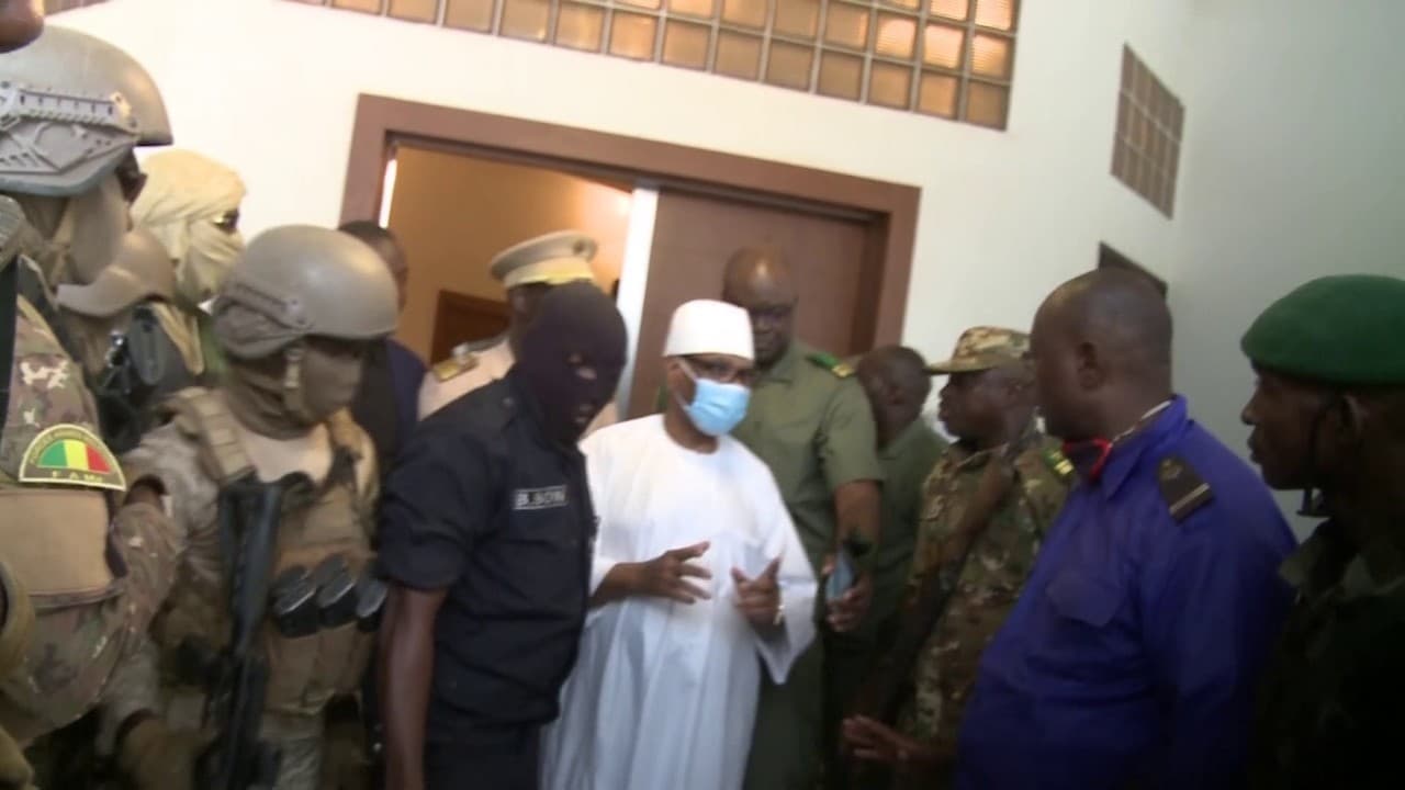 Les images de l'arrestation du Président et du Premier ministre du Mali ...