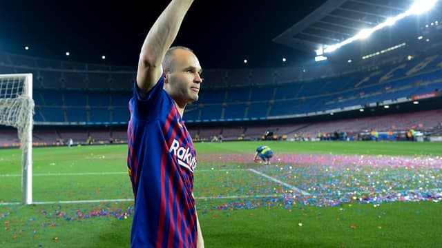 Barça: les superbes images d'Iniesta, seul au milieu du Camp Nou vide