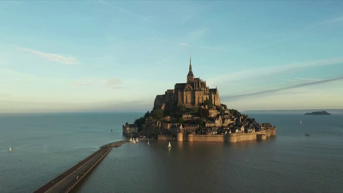 A la faveur des grandes marées, le Mont-Saint-Michel est redevenu une île