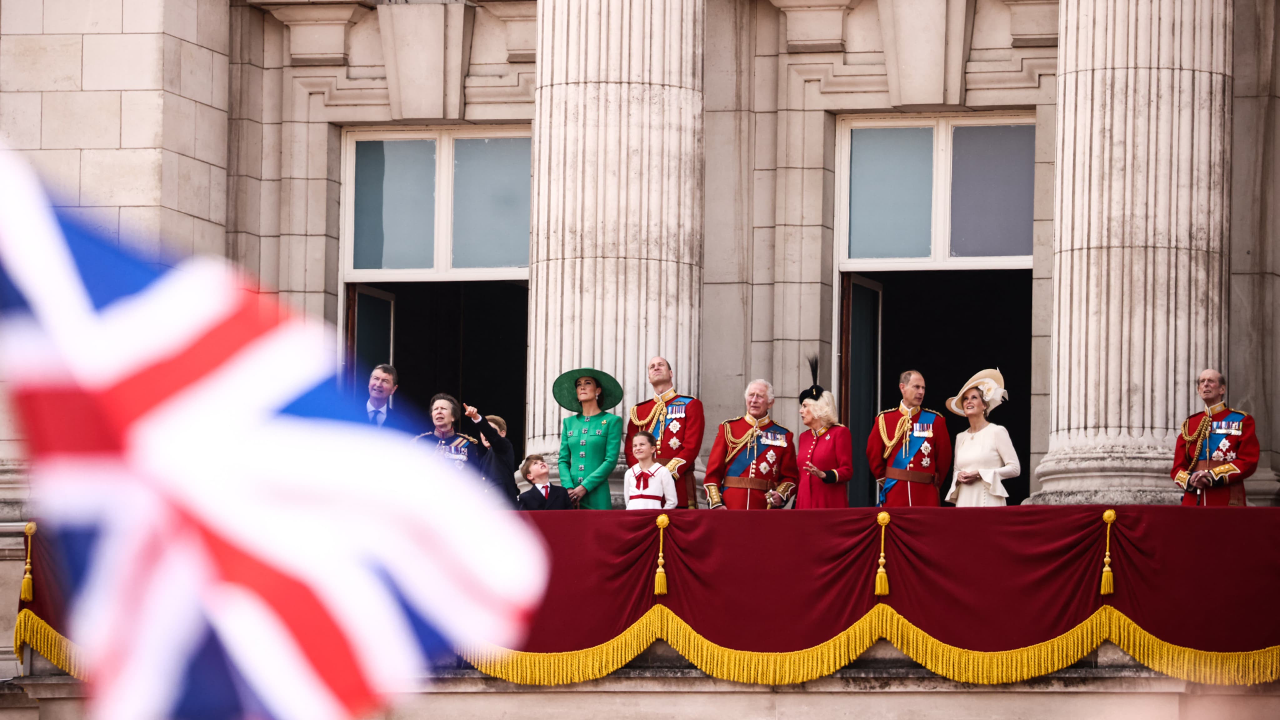 Trooping the colour: la famille royale a salué la foule depuis le ...