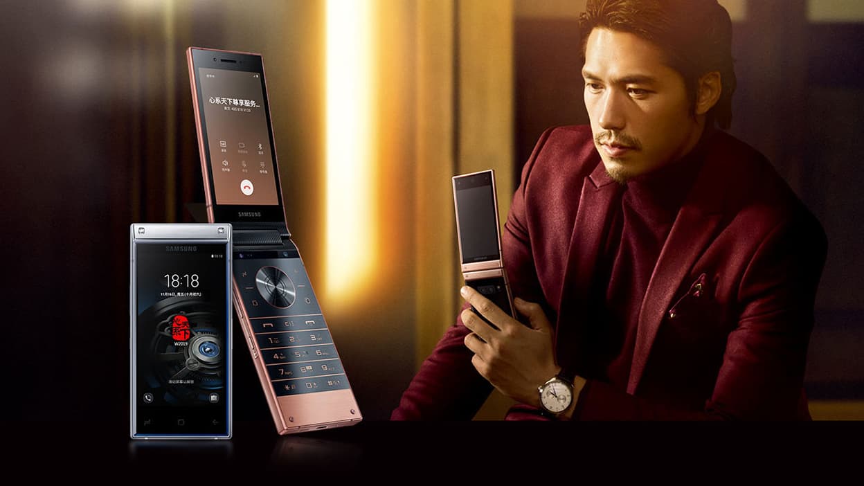 Samsung présente un smartphone à clapet vendu 2500 euros