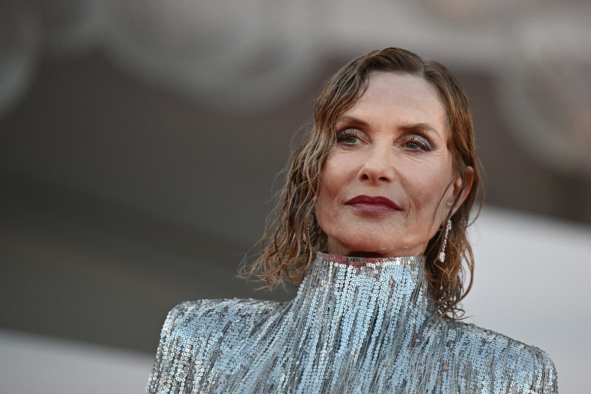 Isabelle Huppert illumine la Mostra de Venise dans une tenue hypnotique