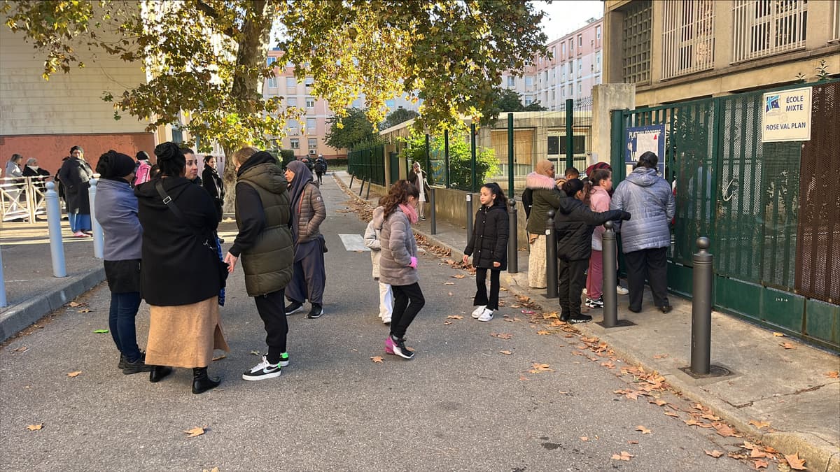 Marseille: les parents d'élèves bloquent l'école Rose Val Plan sans ...