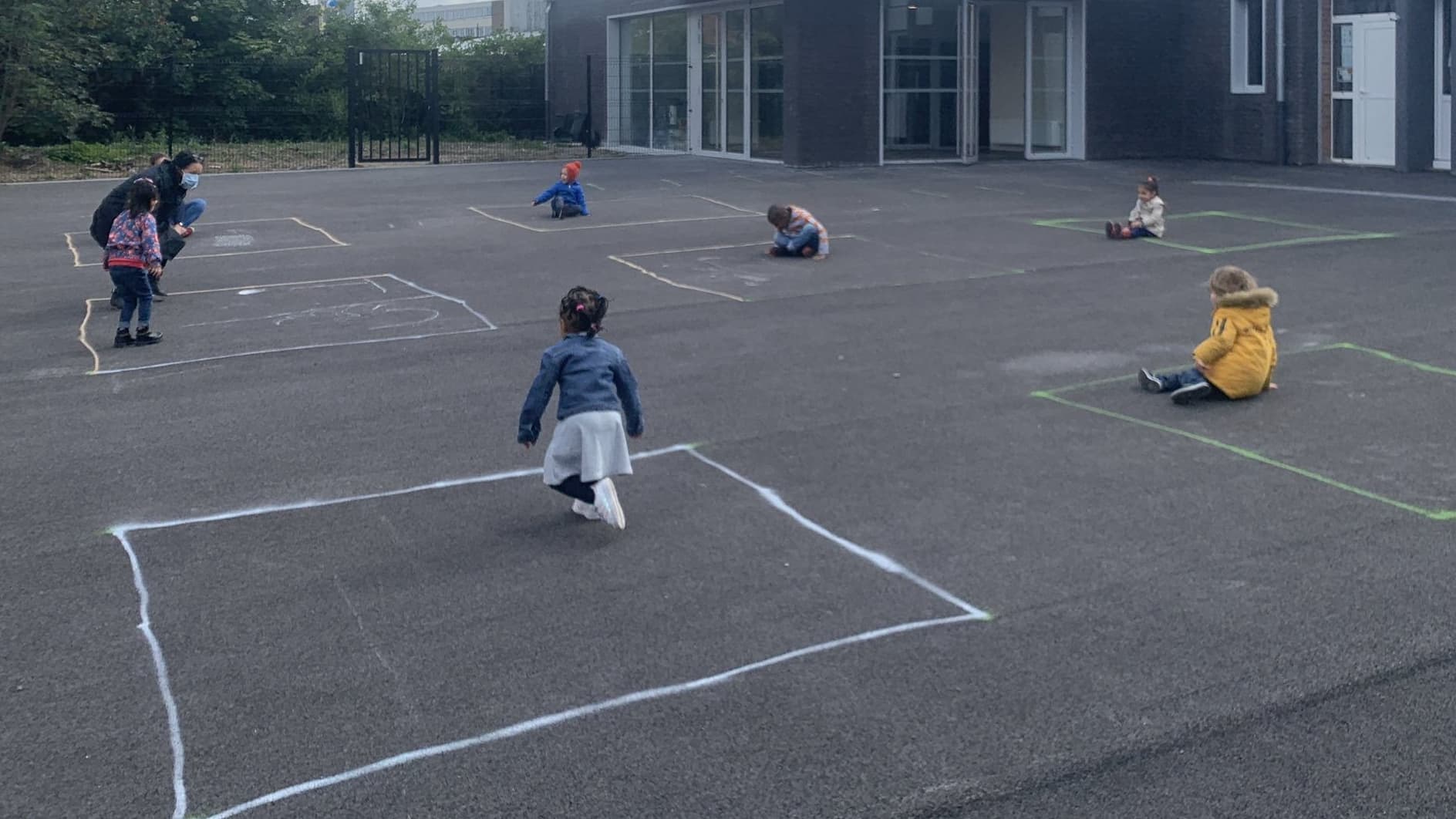 Déconfinement: les coulisses de la photo d'enfants jouant à distance ...