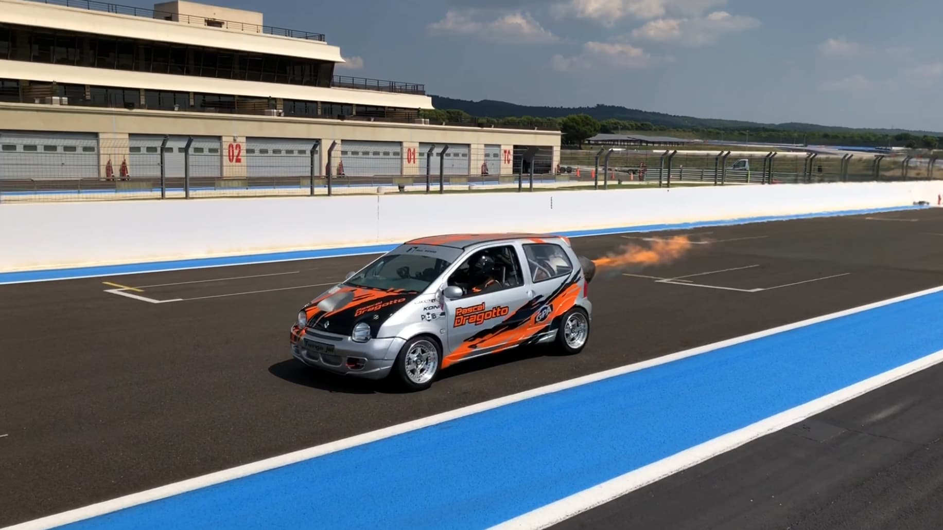 Cette Twingo a un réacteur d'avion de chasse pour moteur