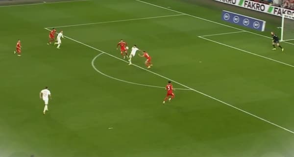 La passe décisive à la Bergkamp de Lewandowski avec la Pologne face au ...