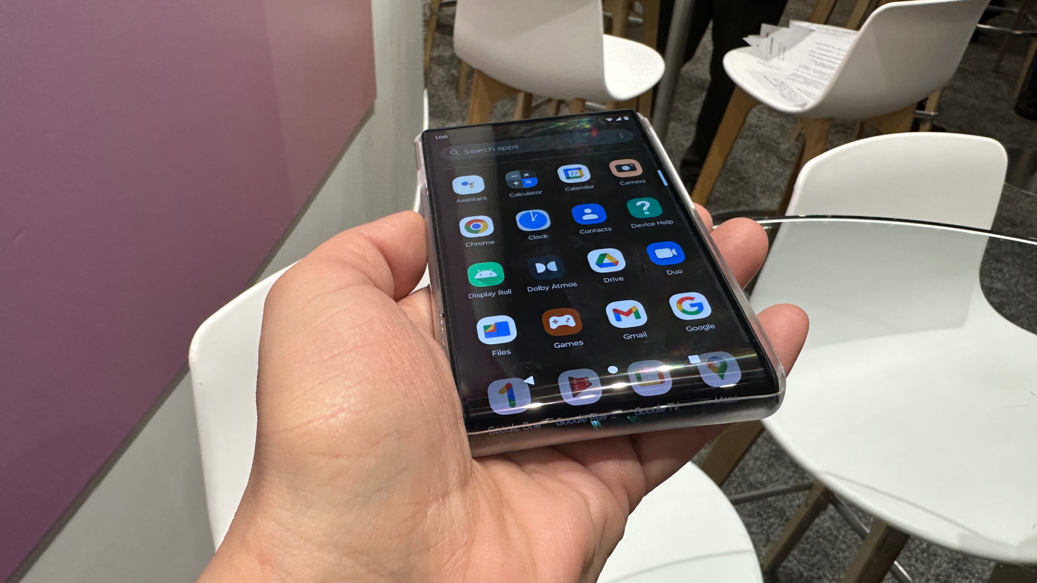 On a essayé le smartphone de Motorola et son écran enroulable
