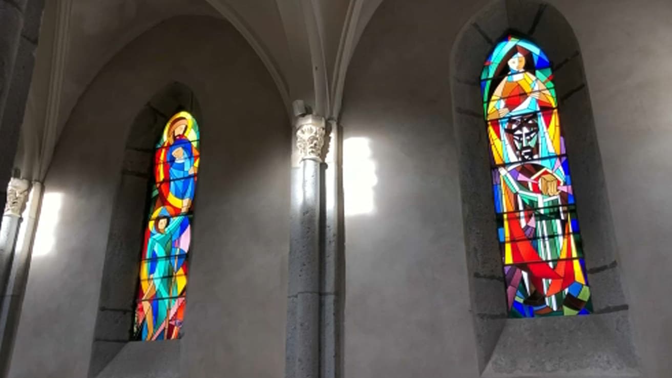 La mairie de Givors refuse toujours d’enlever les vitraux du prêtre ...