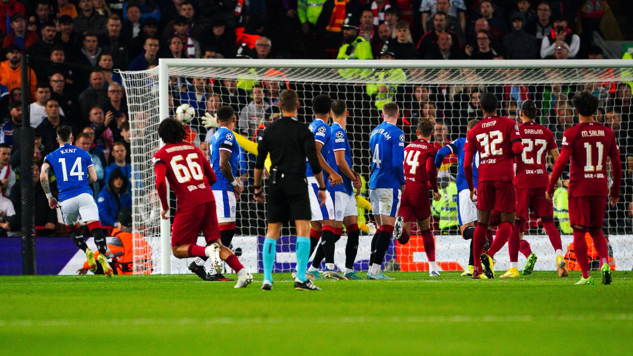 Liverpool-Rangers: le superbe coup franc d'Alexander-Arnold pour ouvrir ...