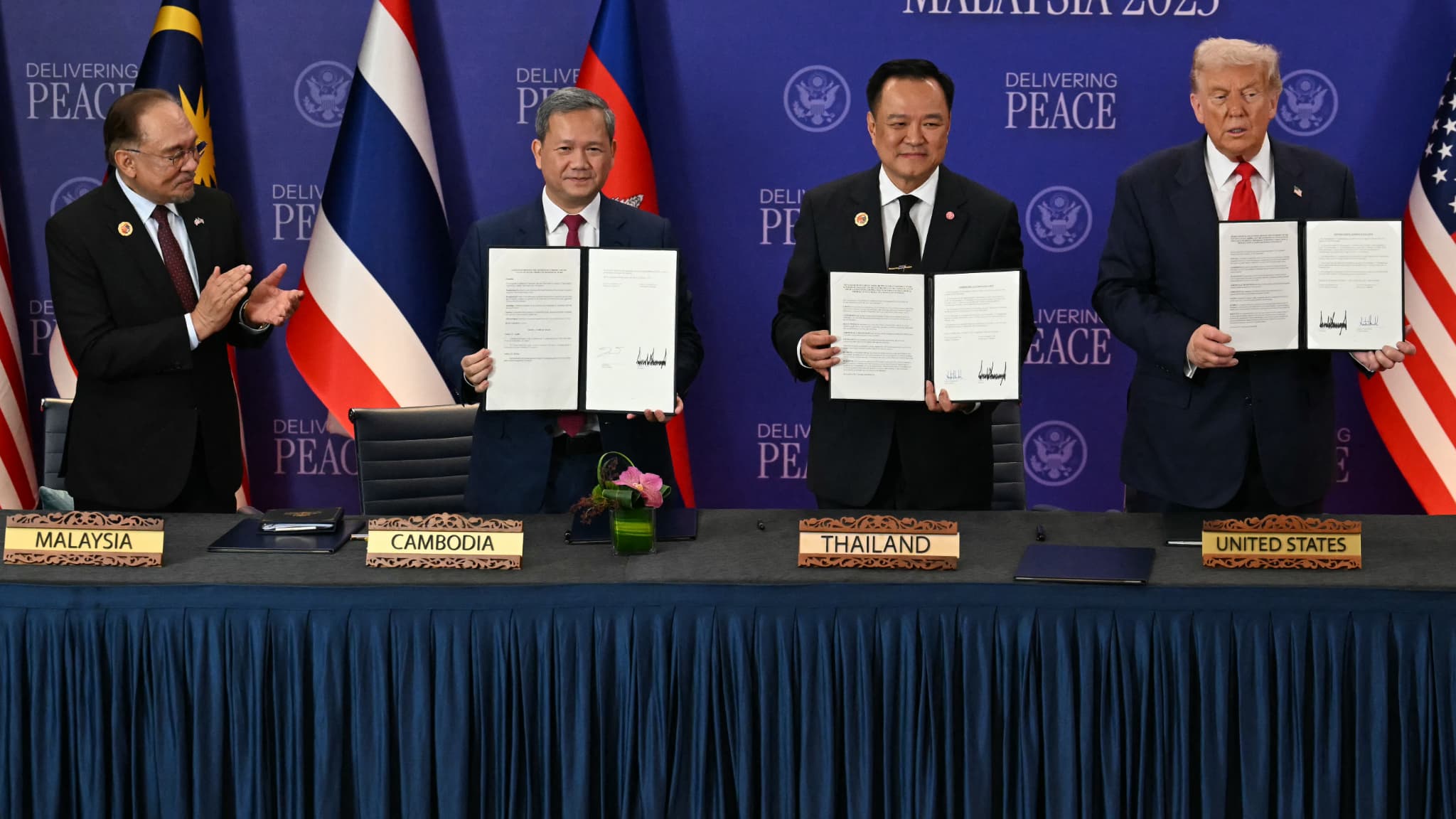 Donald Trump co-signe un accord de cessez-le-feu entre Cambodge et ...