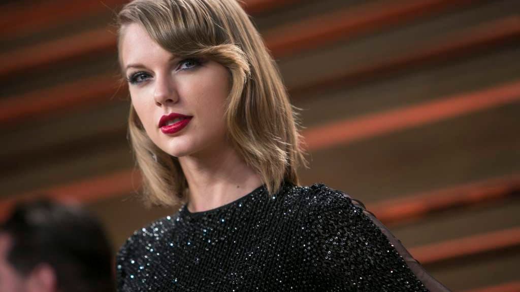 Taylor Swift devient la première artiste féminine à avoir quatre albums ...
