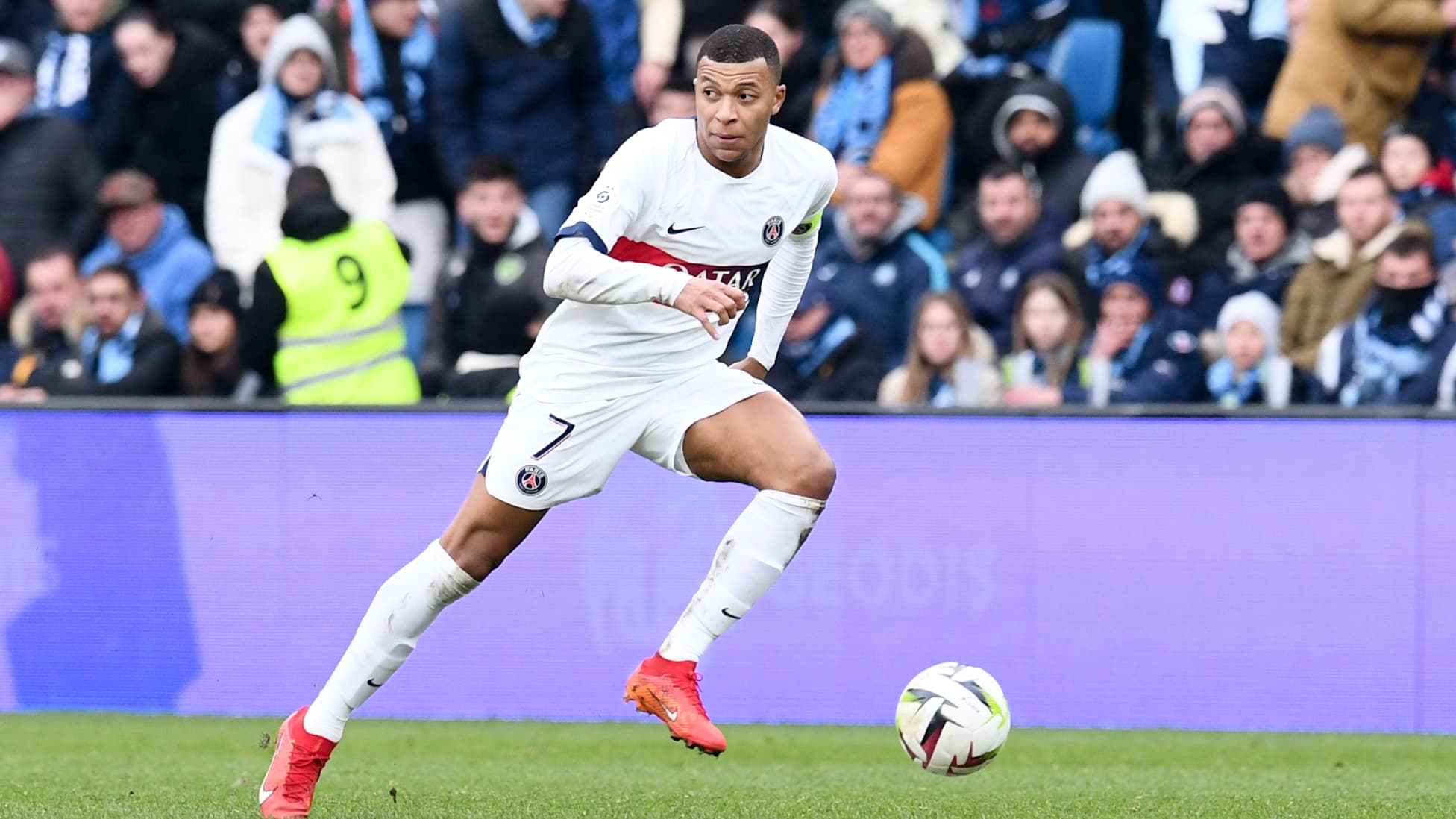PSG: Mbappé dans l'axe ou sur un côté où il "éclate tout le monde"?