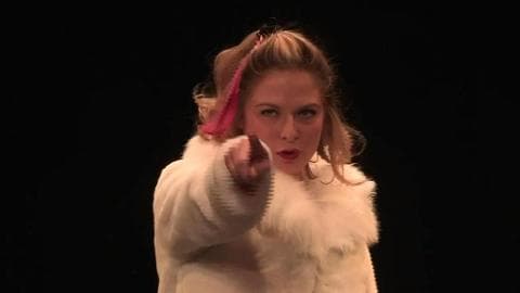 Constance, l'humour girly et trash sur scène