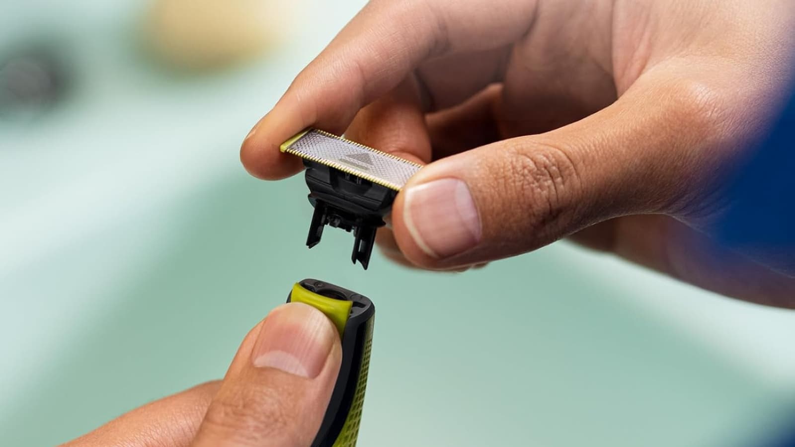 Maniable, pratique et peu cher, ce rasoir Philips OneBlade n'a que des ...