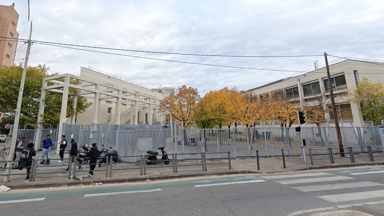 Marseille: le proviseur du lycée Ampère blessé lors d'un blocage mené ...