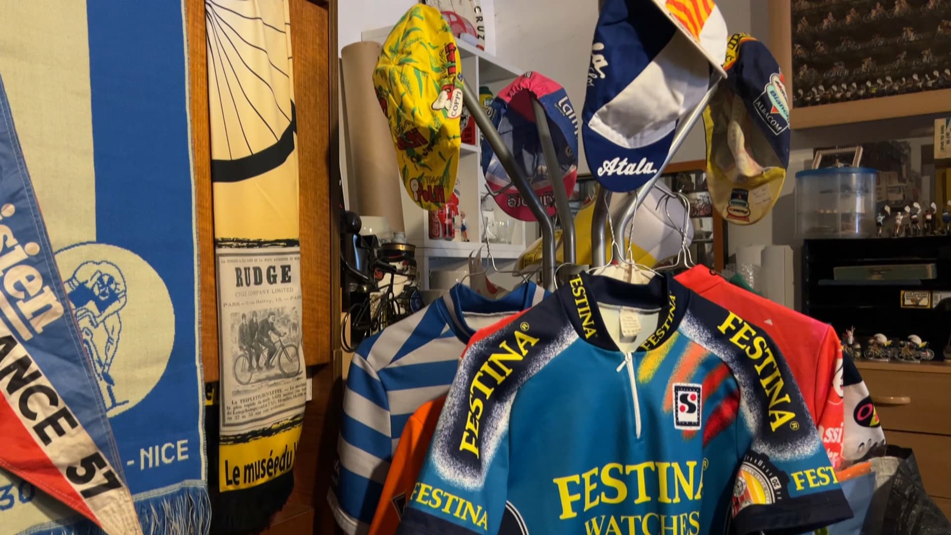 1.500 livres, 300 maillots... Éric collectionne des "objets collectors ...