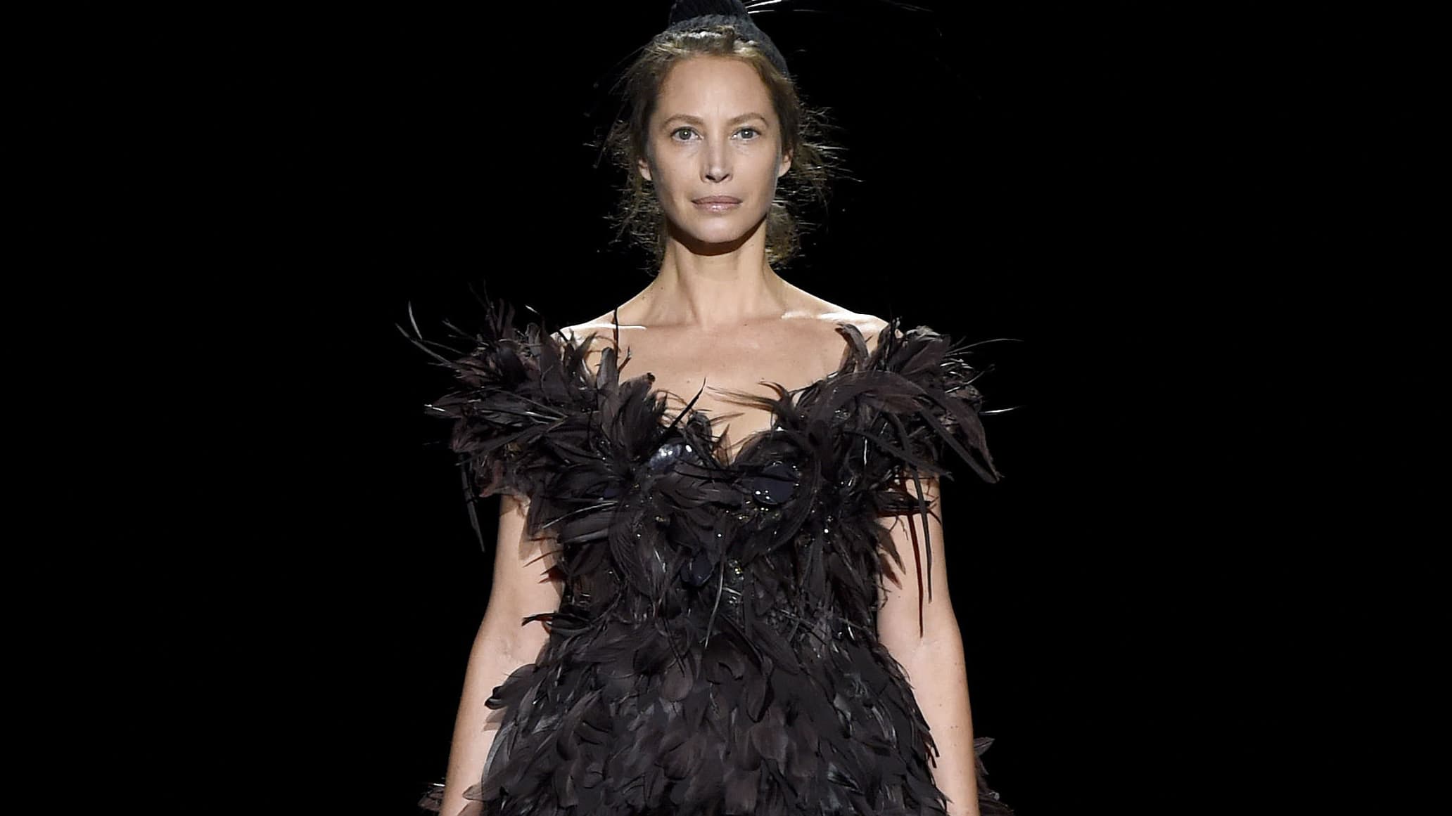Fashion Week: le top model Christy Turlington défile pour la première ...