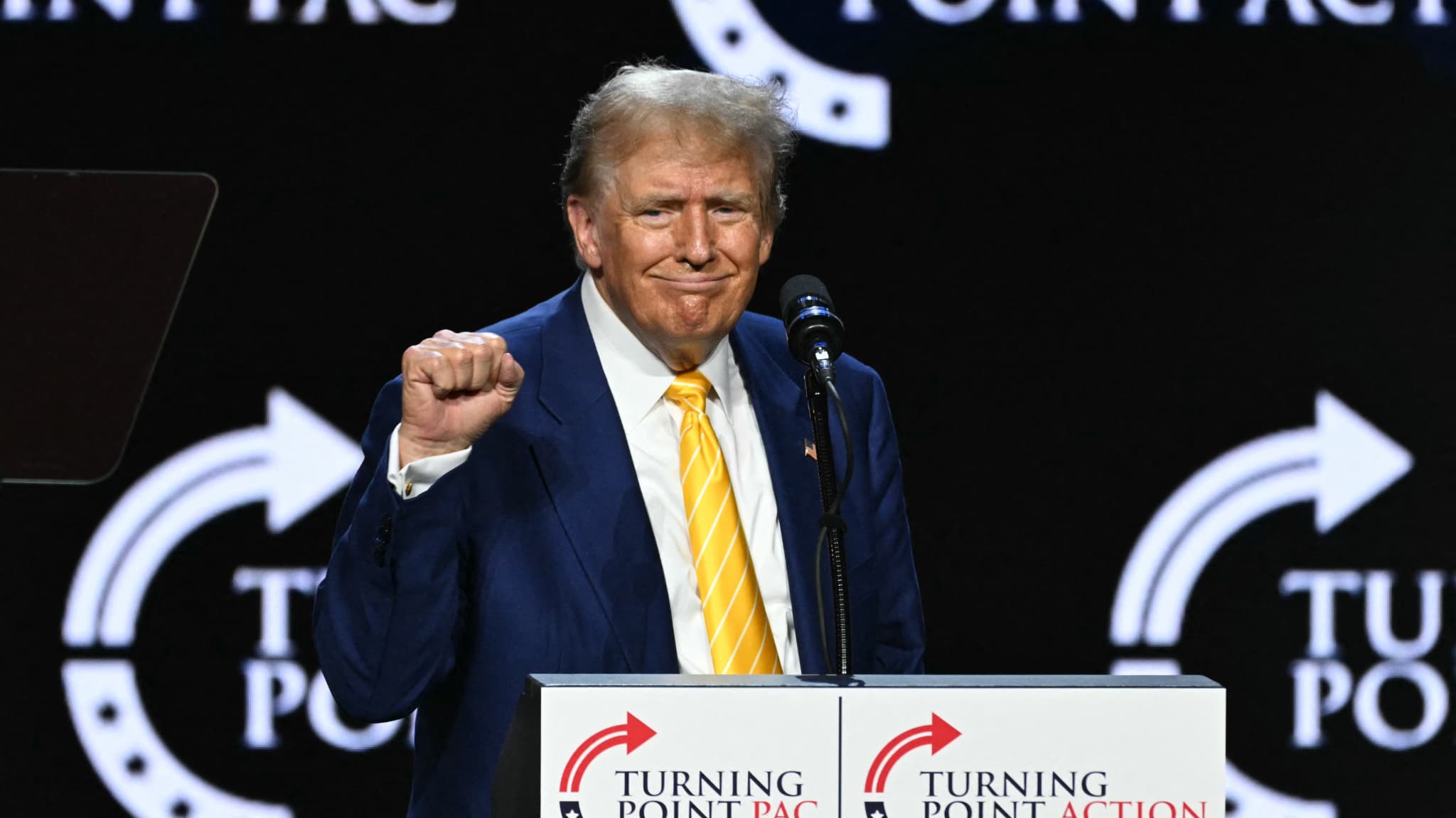 Pour son premier meeting depuis sa condamnation, Donald Trump fulmine ...