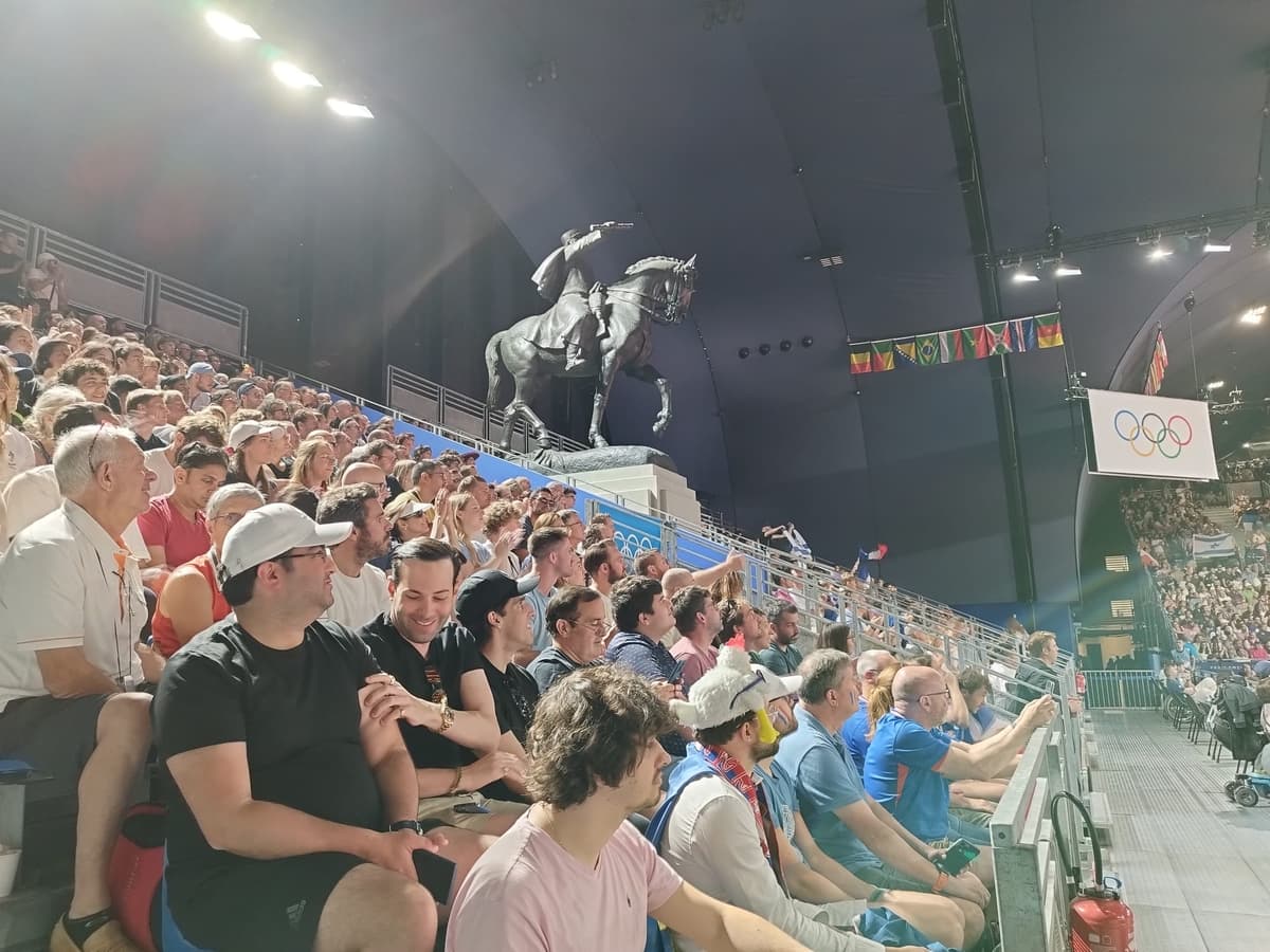 JO 2024: pourquoi il y a une immense statue militaire en plein milieu ...