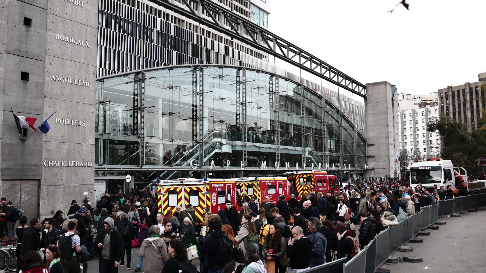 Un homme recherché à la gare Montparnasse brandit un couteau, la police ...
