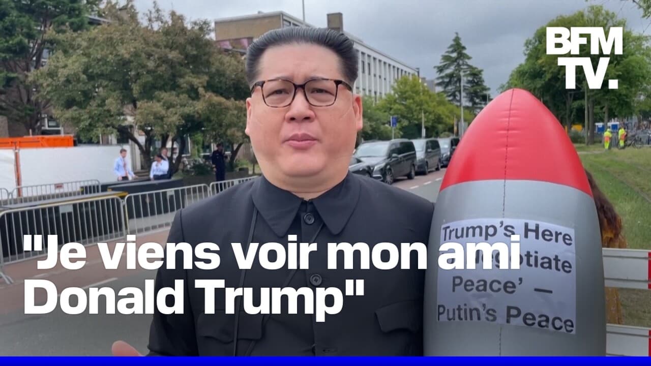 Un sosie de Kim Jung-Un manifeste devant le lieu où se tient le sommet ...