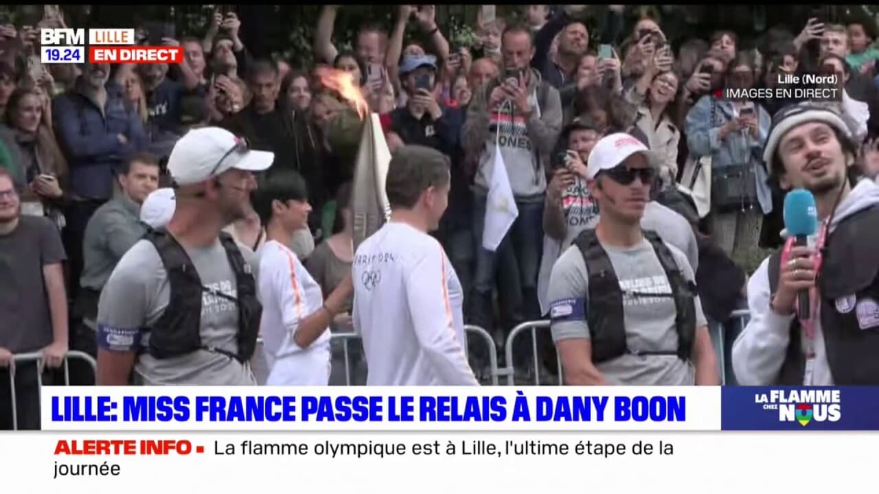 JO 2024: Dany Boon vient de récupérer la flamme olympique